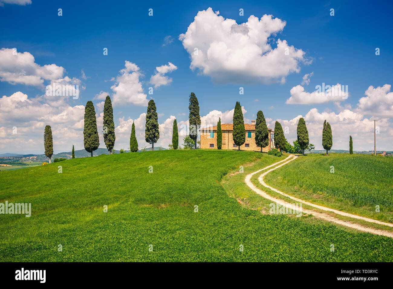 Tuscany road villa hi-res stock photography and images - Alamy
