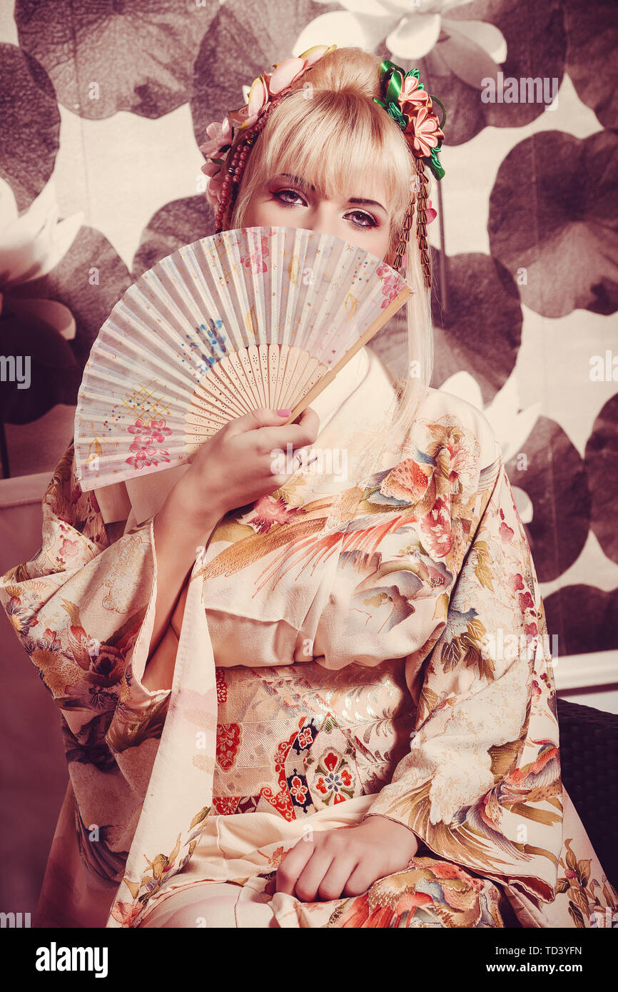 Sad geisha hi-res stock photography and images - Alamy