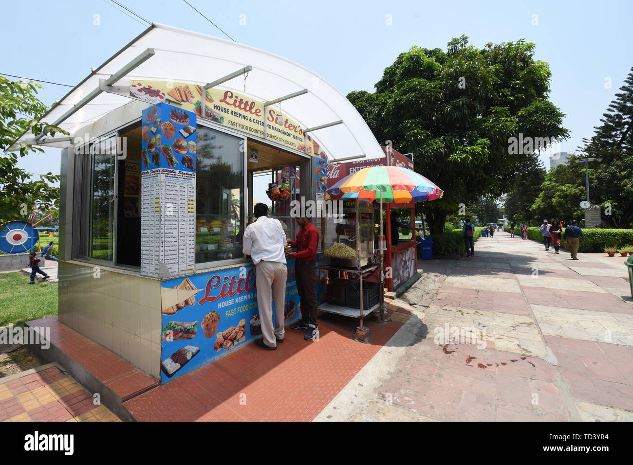 Amusement park food stall hi-res stock photography and images - Alamy