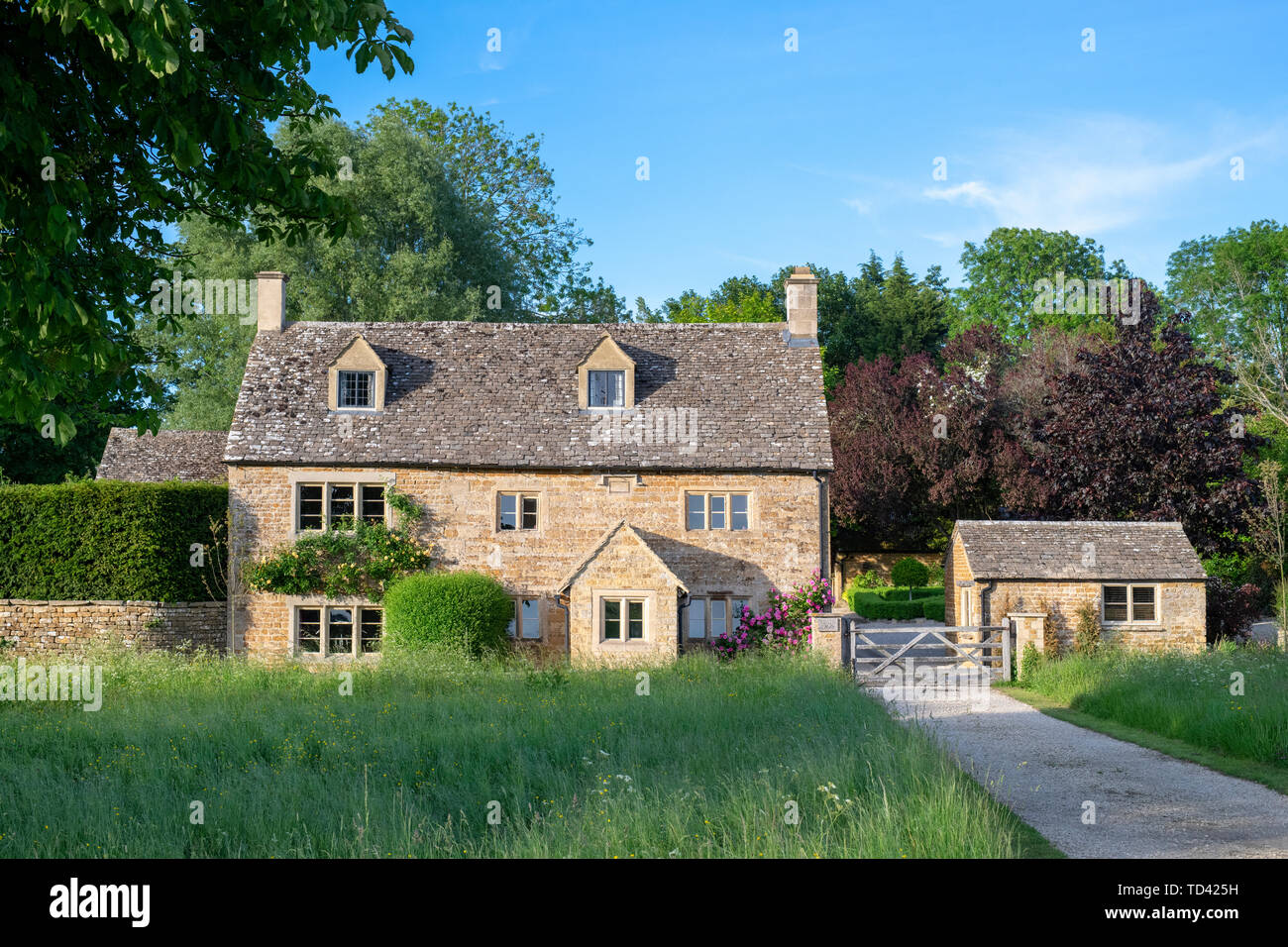 Cotswold stone hi-res stock photography and images - Alamy