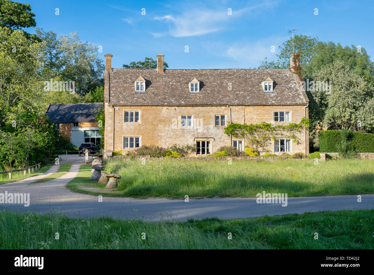 English stone house hi-res stock photography and images - Alamy