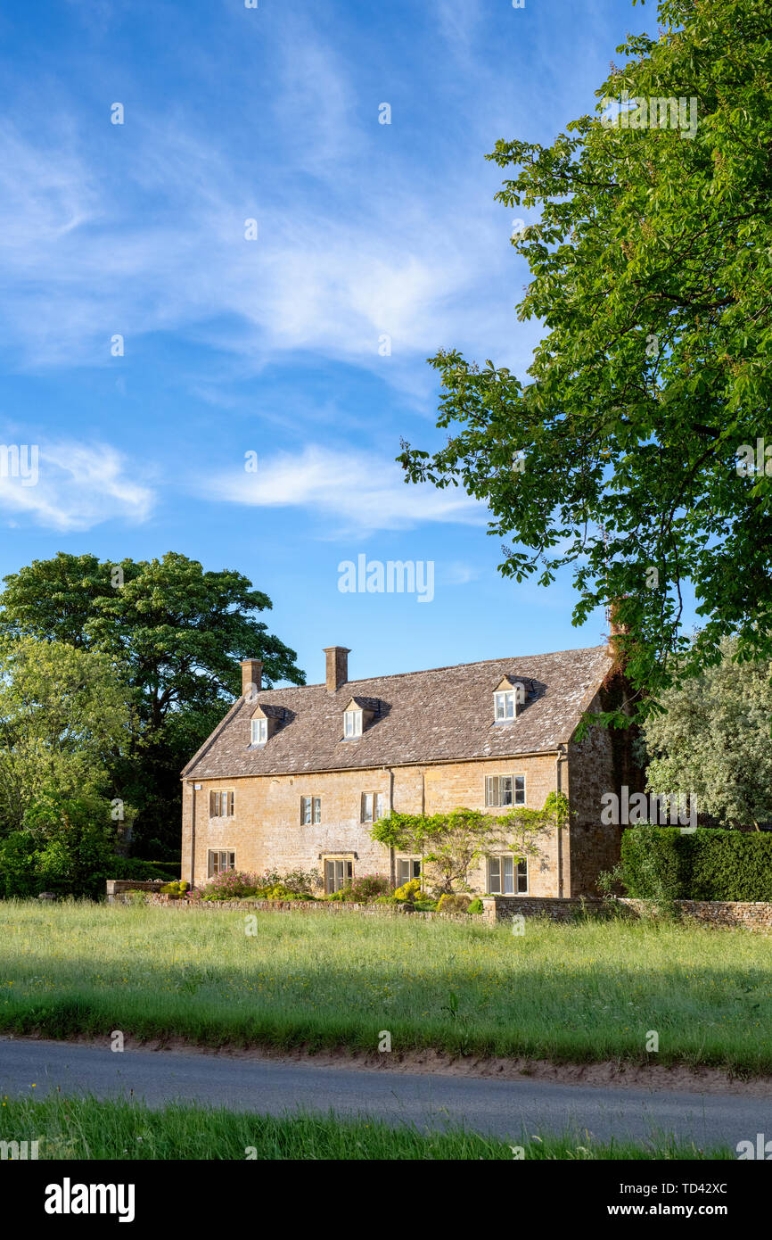English stone house hi-res stock photography and images - Alamy