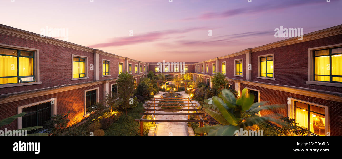 Modern courtyard home garden hi-res stock photography and images - Alamy