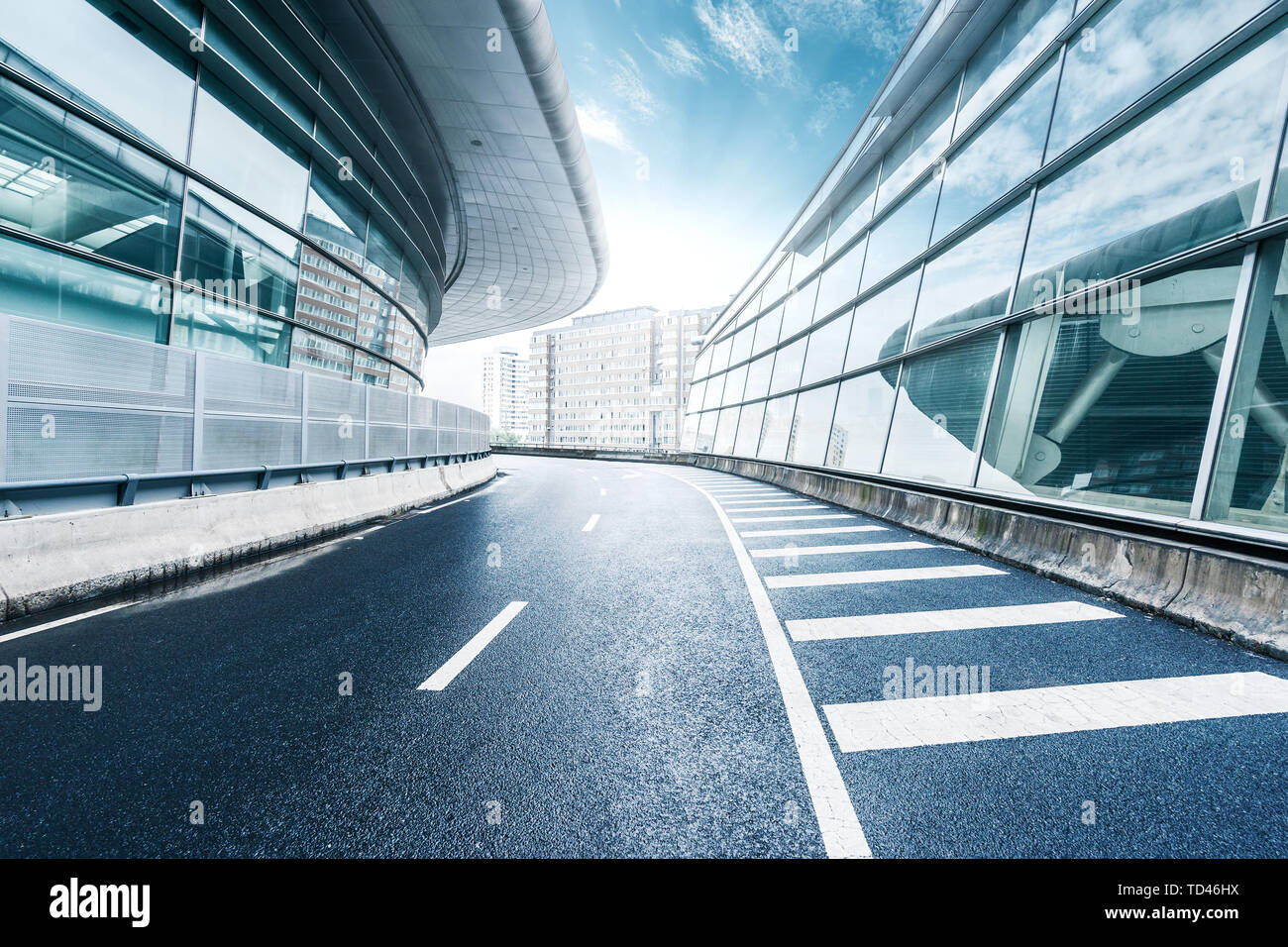 Fast airport and expressway guide hi-res stock photography and images ...
