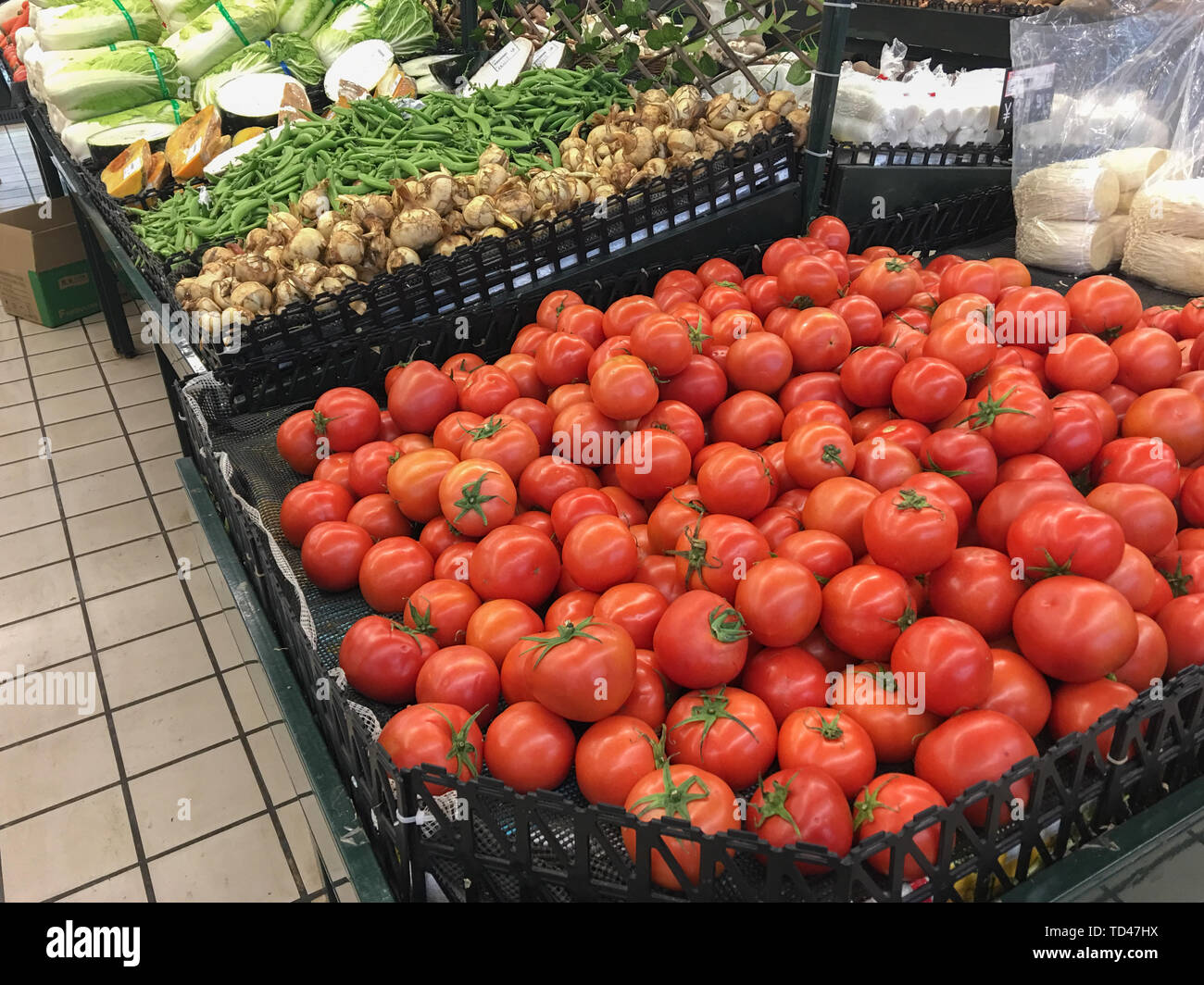 Tomatoes in the supermarket Stock Photo - Alamy