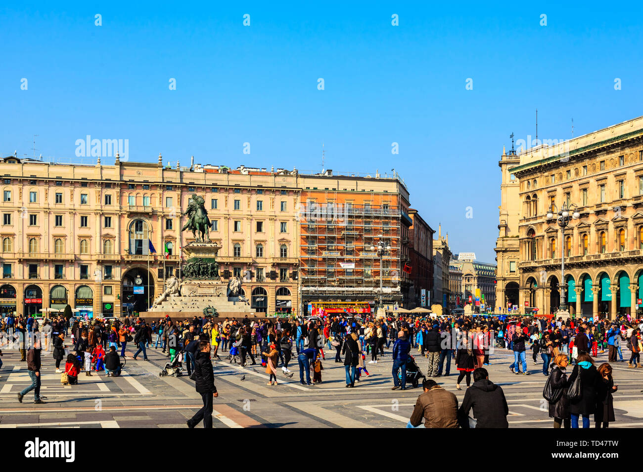 Milan squares hi-res stock photography and images - Alamy