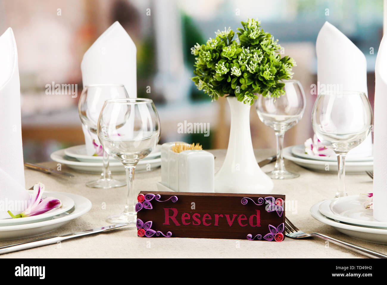 Reserved sign on restaurant table with empty dishes and glasses Stock ...