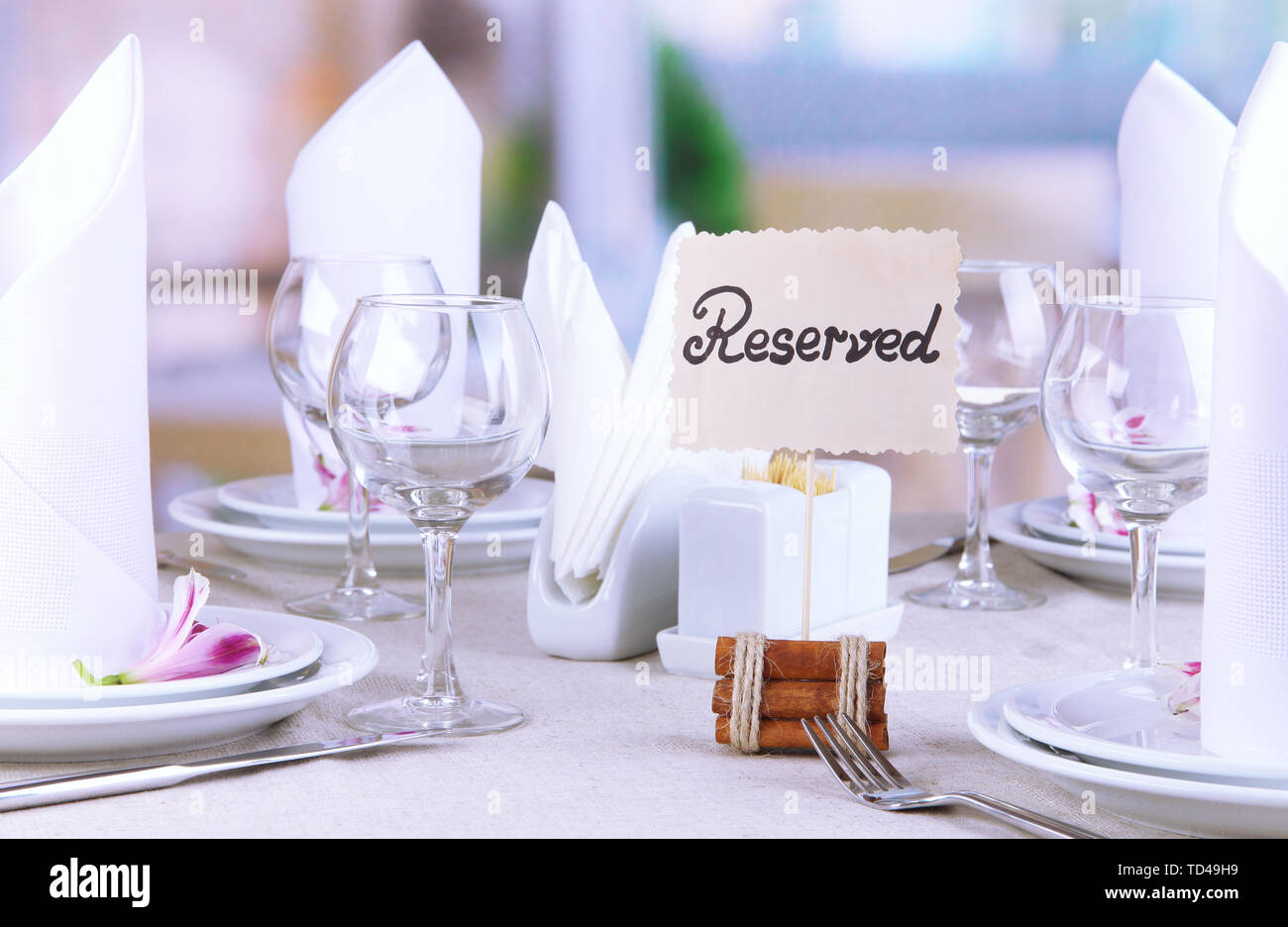 Reserved sign on restaurant table with empty dishes and glasses Stock ...