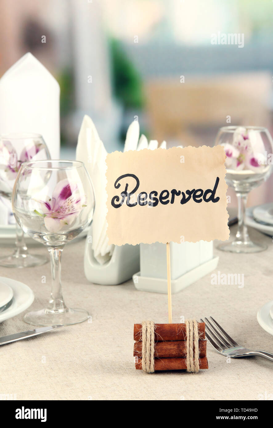 Reserved sign on restaurant table with empty dishes and glasses Stock ...