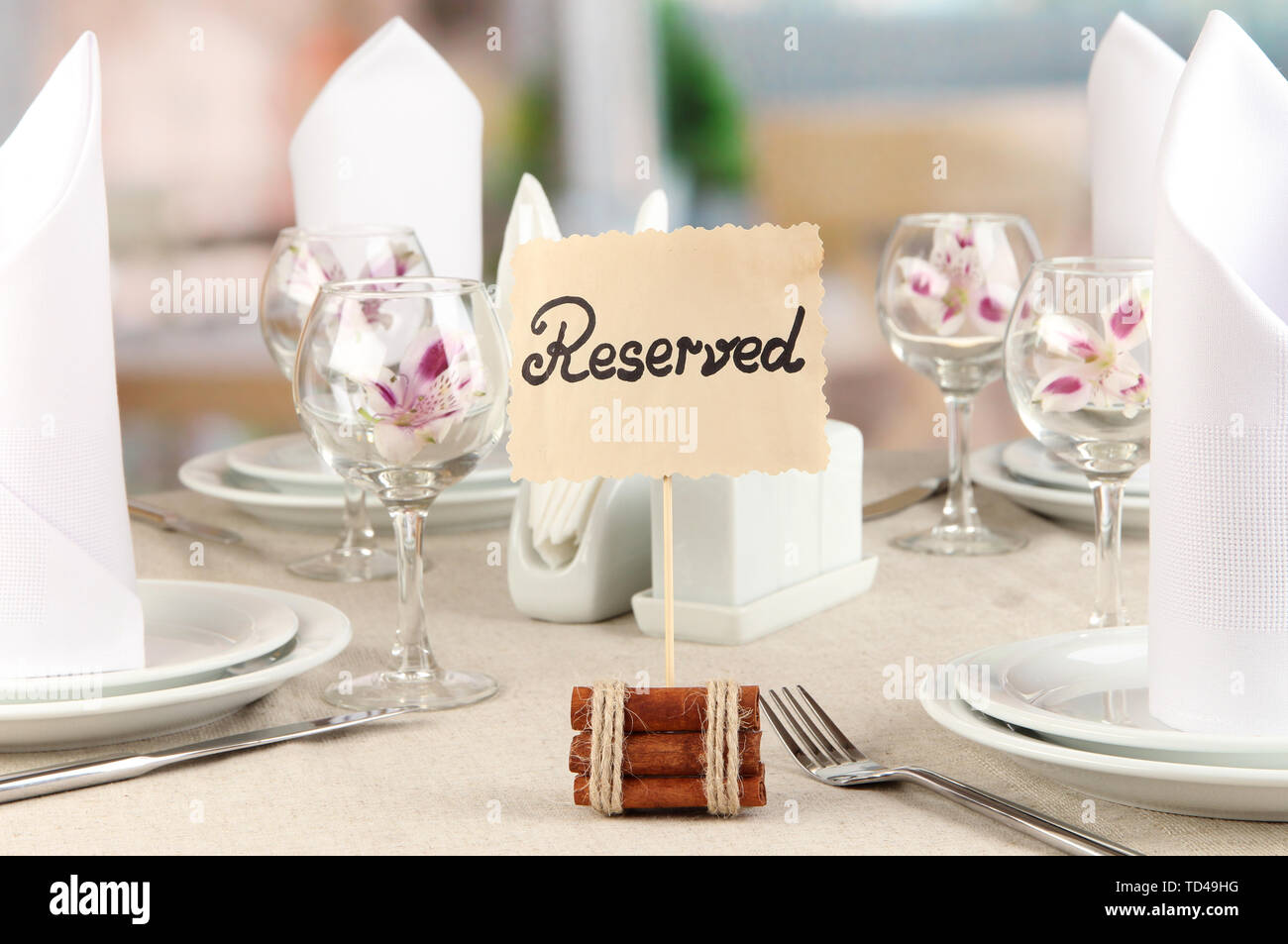 Reserved sign on restaurant table with empty dishes and glasses Stock ...