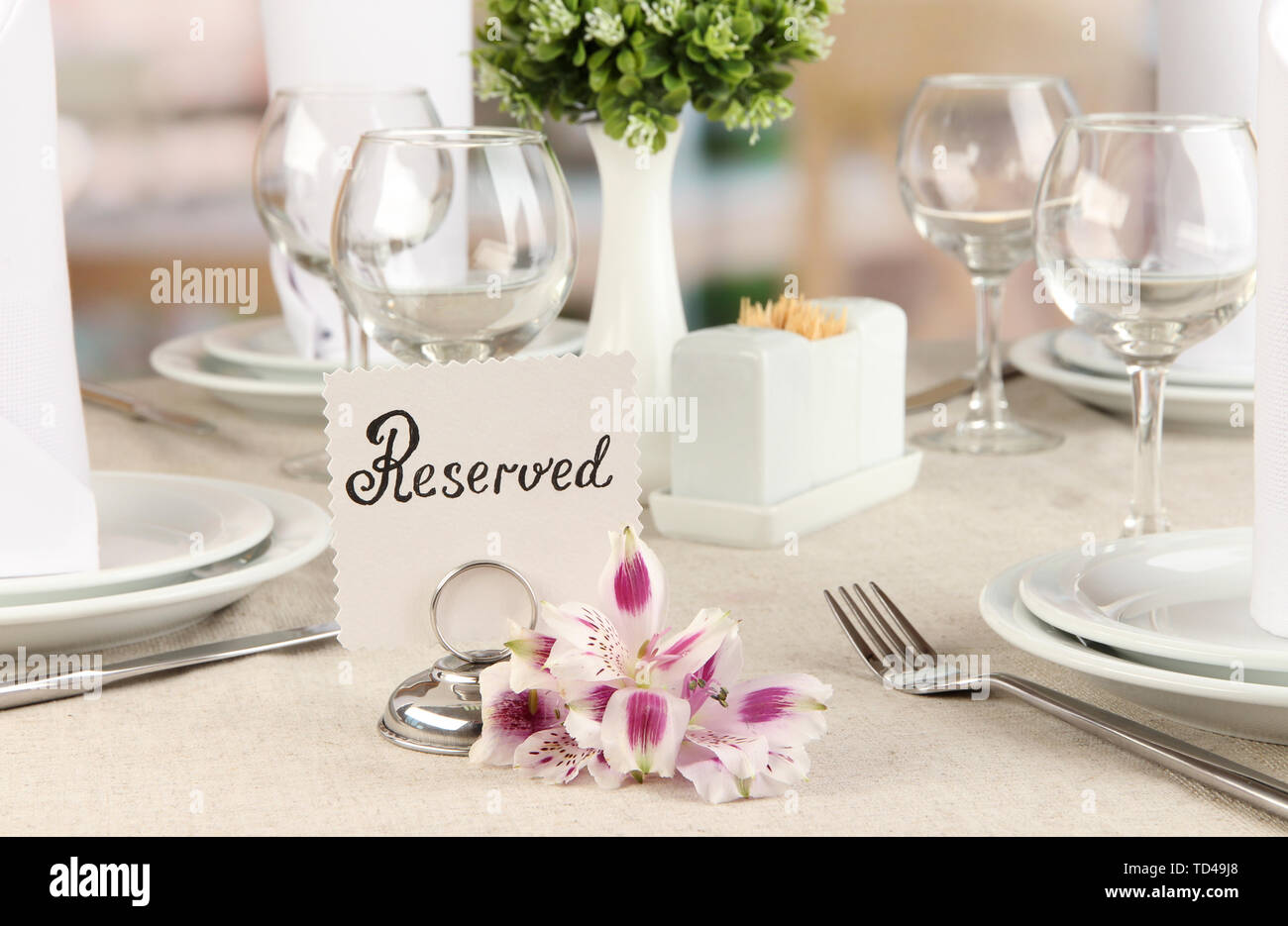 Reserved sign on restaurant table with empty dishes and glasses Stock ...