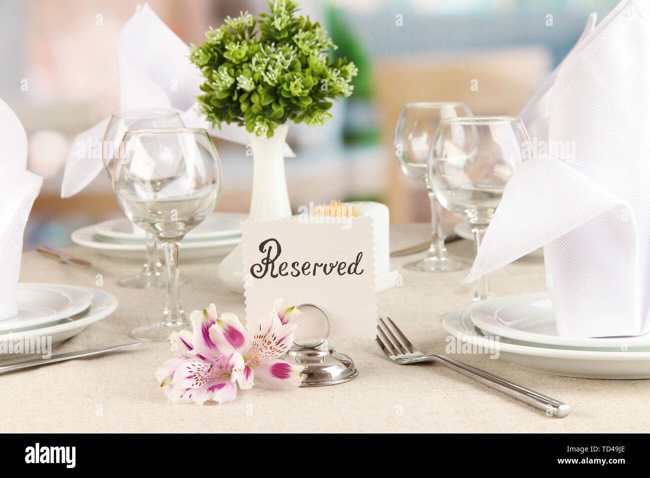 Reserved sign on restaurant table with empty dishes and glasses Stock ...