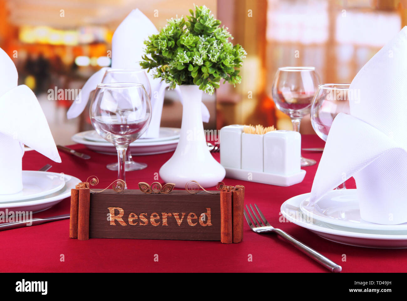 Reserved sign on restaurant table with empty dishes and glasses Stock ...