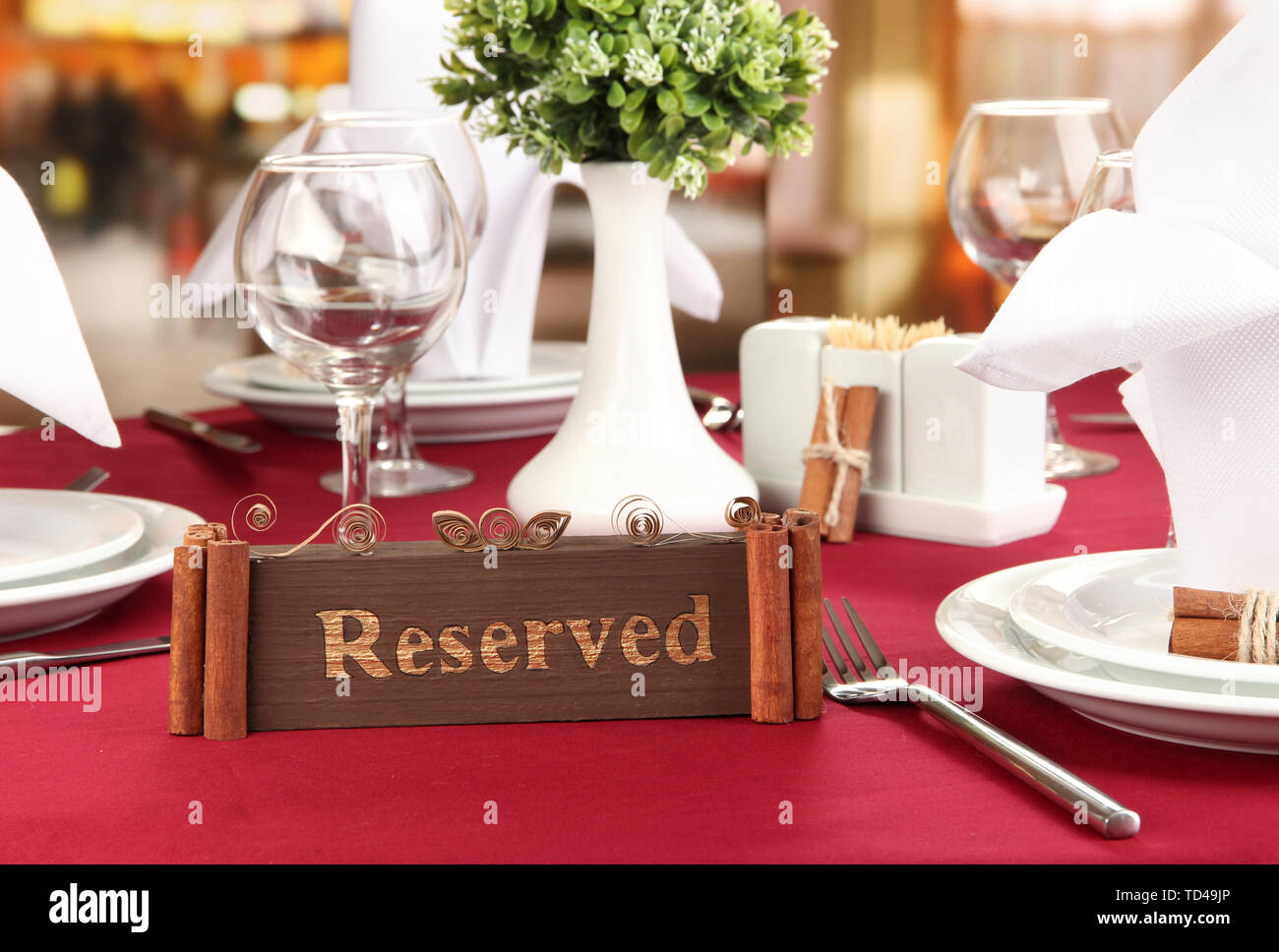 Reserved sign on restaurant table with empty dishes and glasses Stock ...