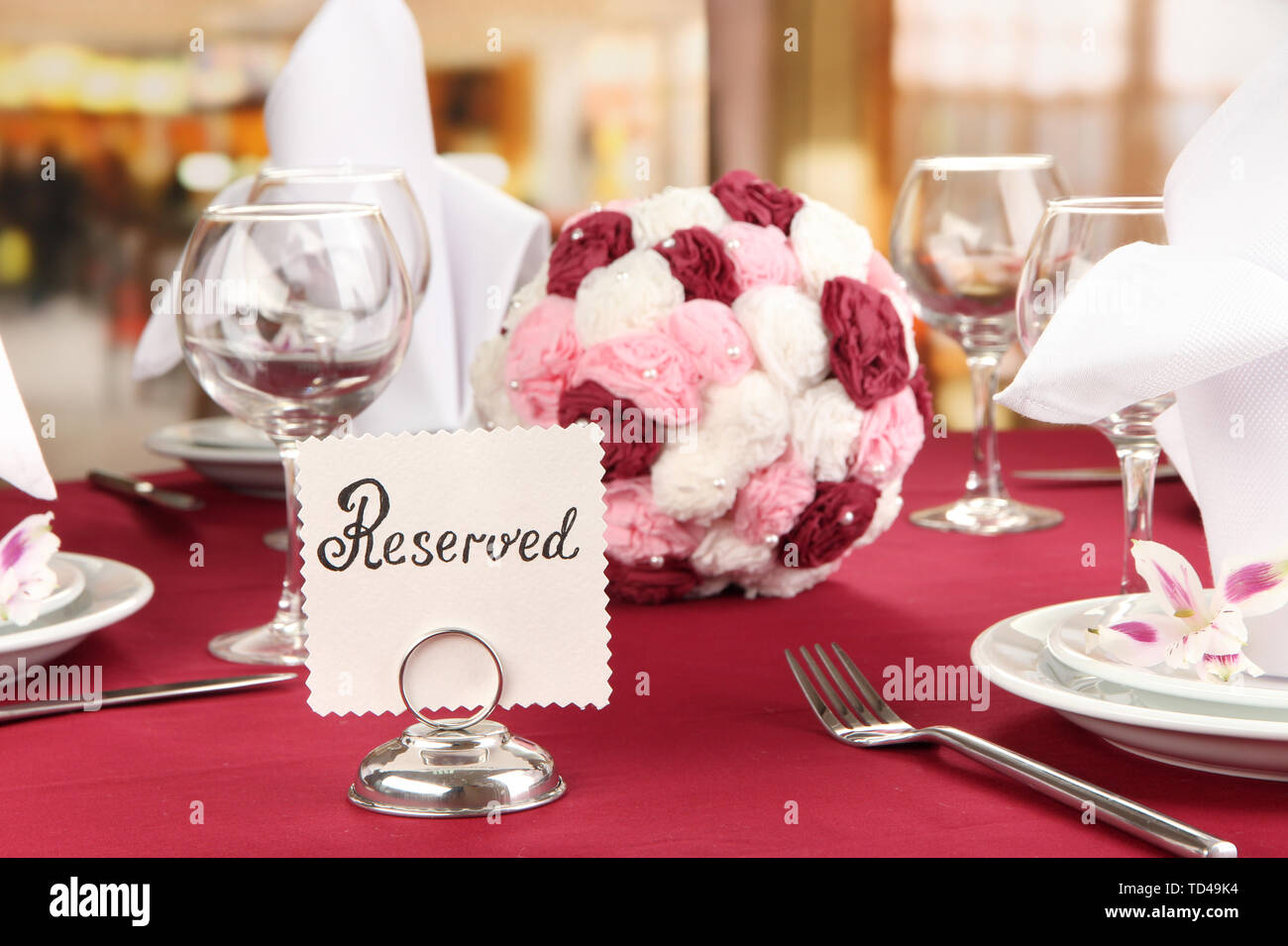 Reserved sign on restaurant table with empty dishes and glasses Stock ...