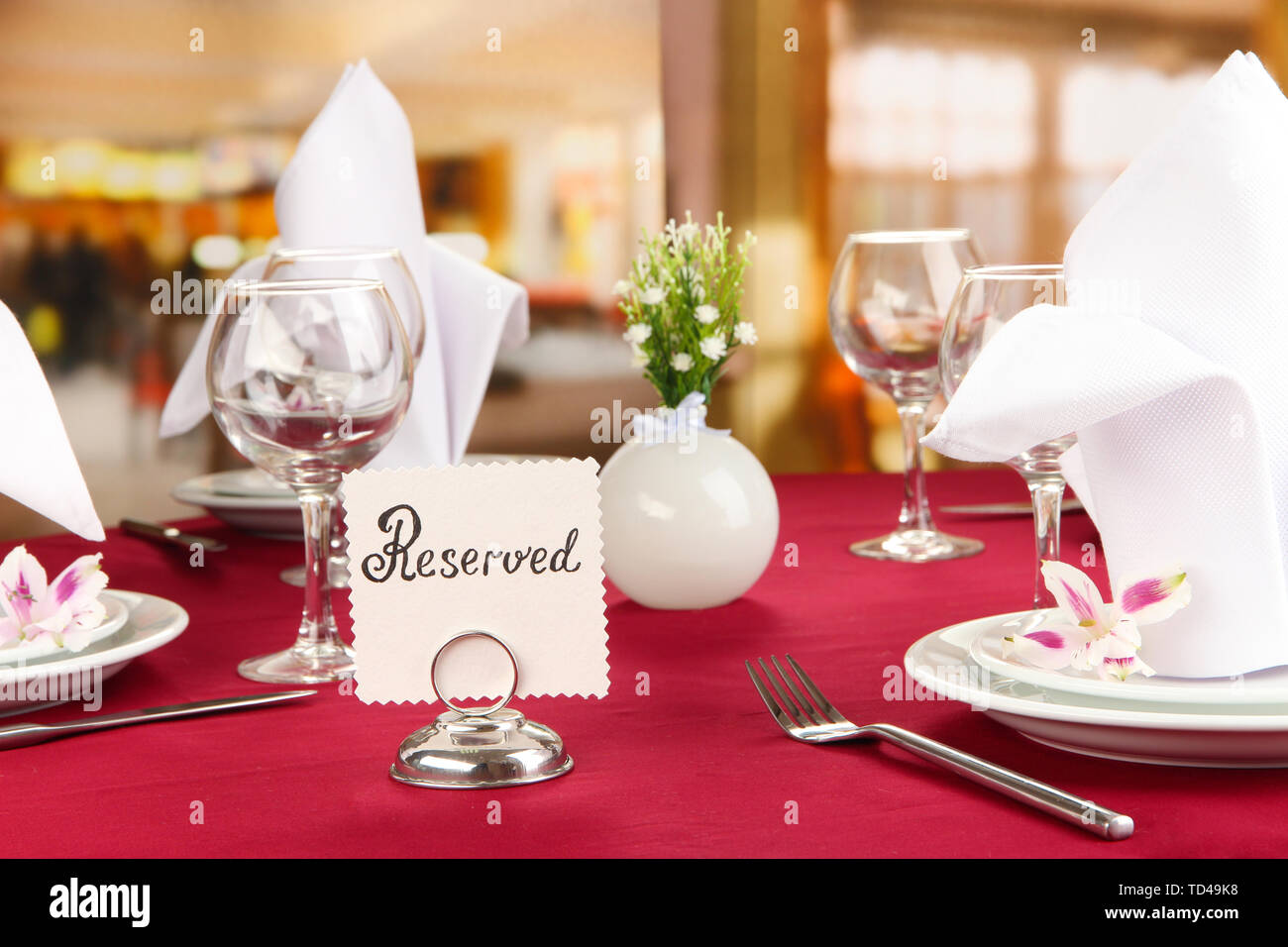Reserved sign on restaurant table with empty dishes and glasses Stock ...