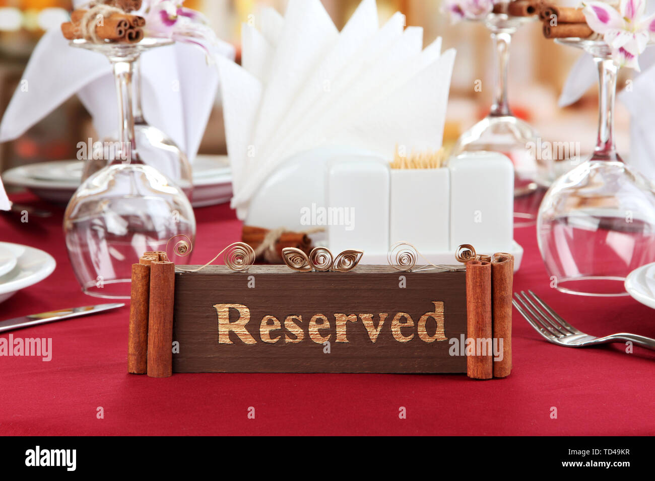 Reserved sign on restaurant table with empty dishes and glasses Stock ...