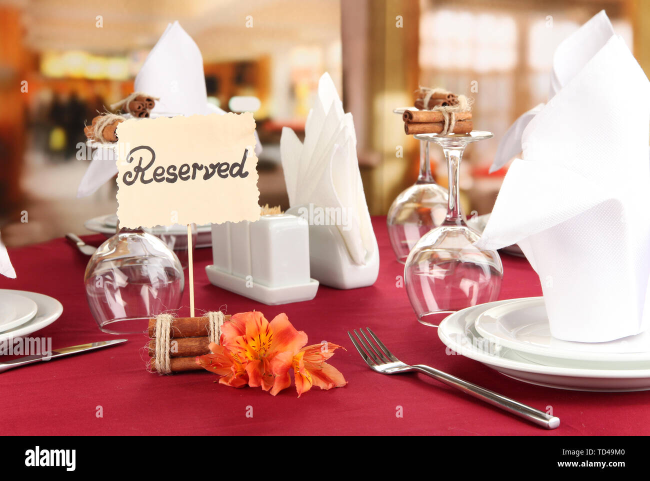 Reserved sign on restaurant table with empty dishes and glasses Stock ...