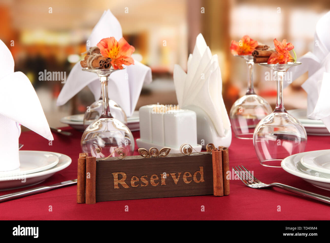 Reserved sign on restaurant table with empty dishes and glasses Stock ...