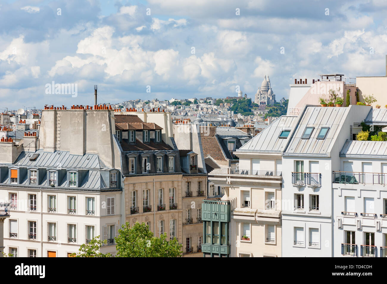 Poor housing paris hi-res stock photography and images - Alamy