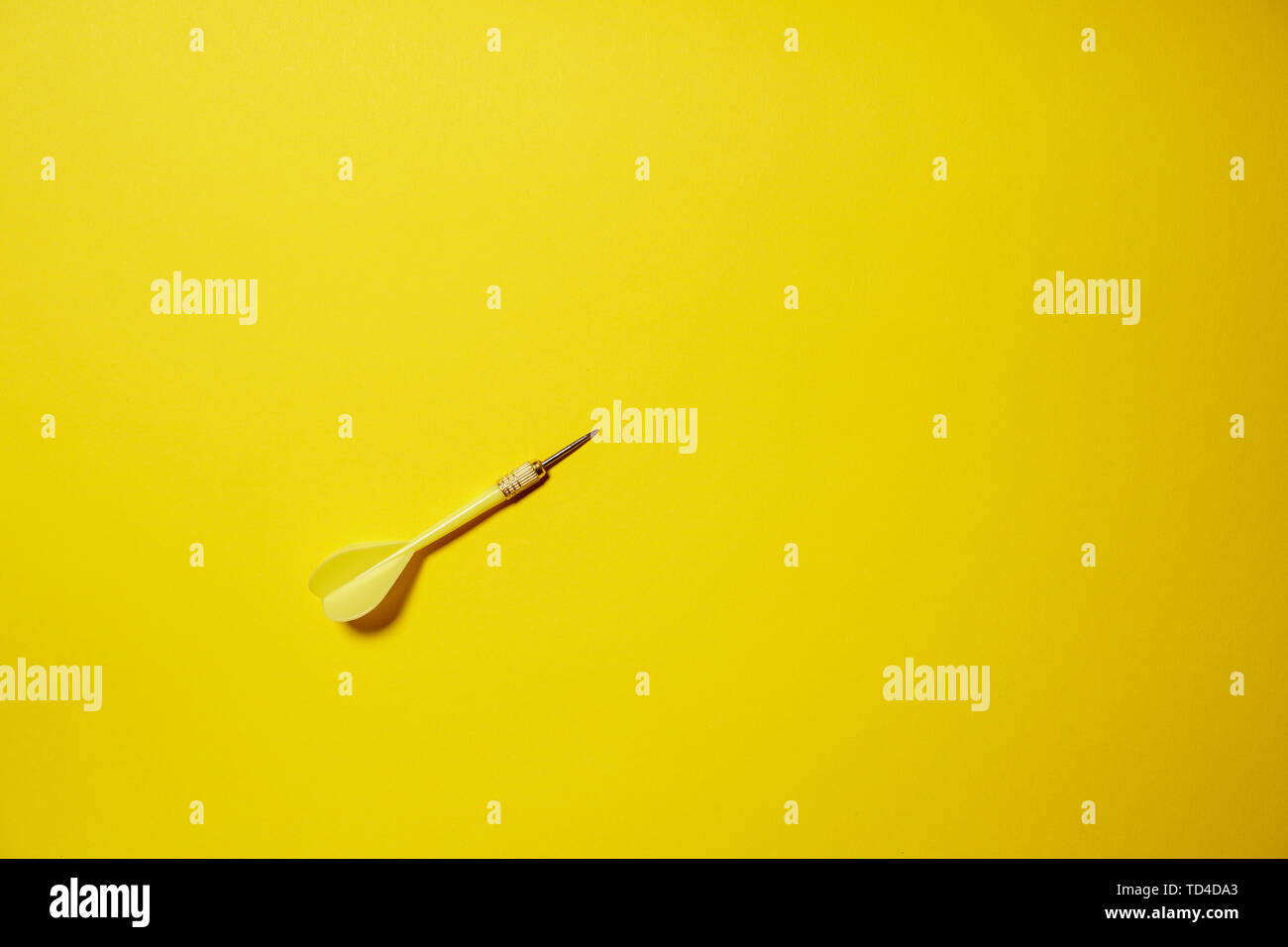 Yellow arrow symbol hi-res stock photography and images - Alamy