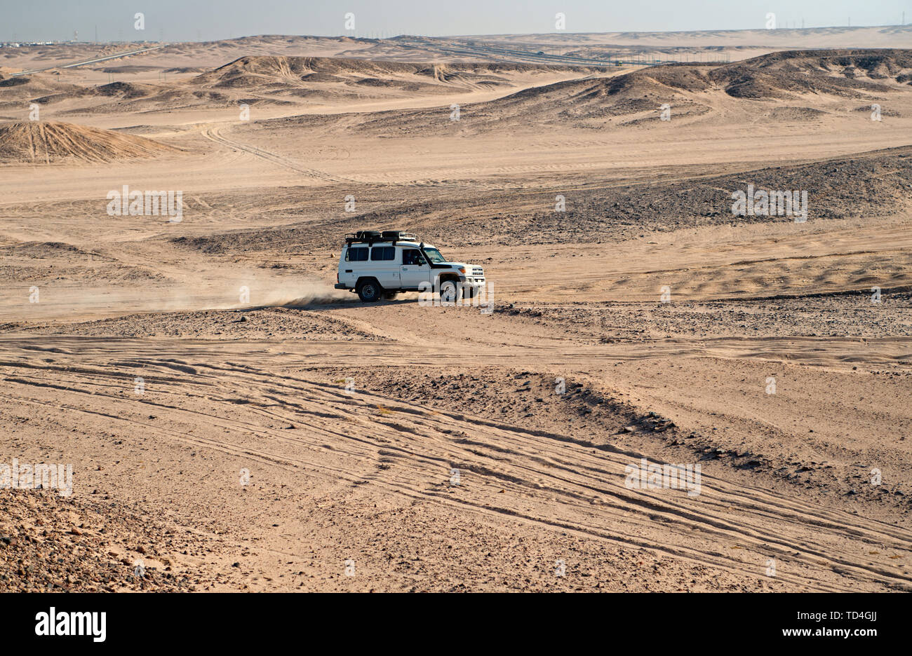 Race in sand desert. Car suv overcomes sand dunes obstacles ...