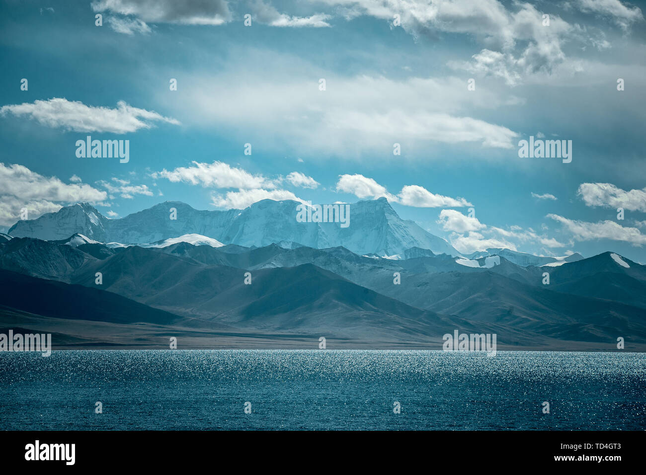 Tibet horizon and distant mountains hi-res stock photography and images ...