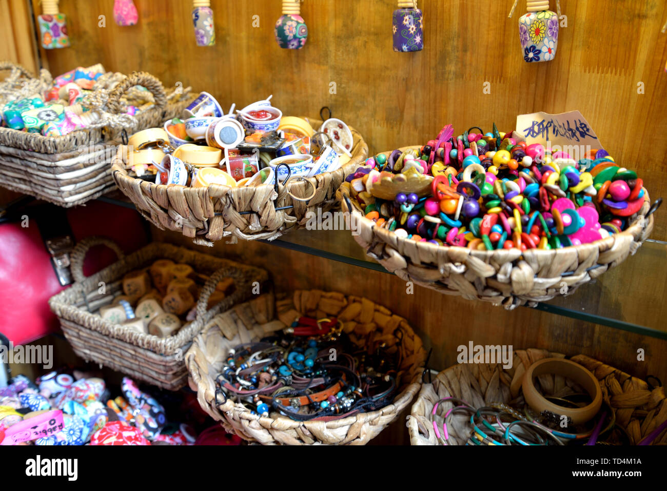 Small merchandise for sale at tourist attractions Stock Photo - Alamy