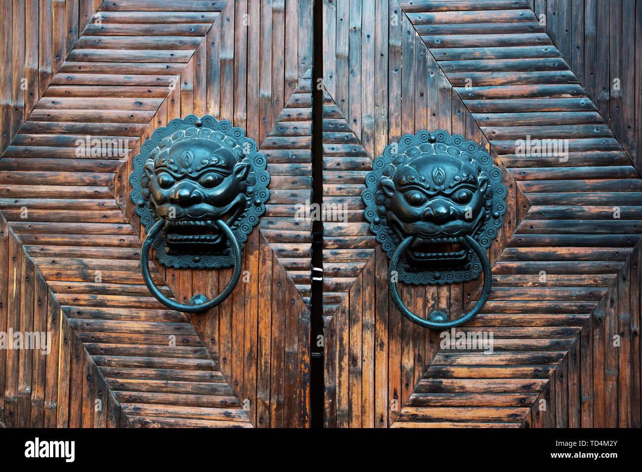 traditional Chinese door with decker Stock Photo - Alamy