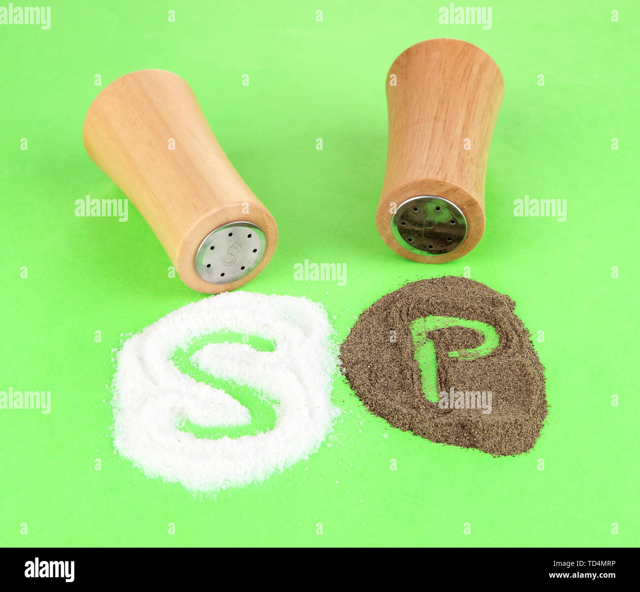 Salt and pepper shakers on color background Stock Photo - Alamy