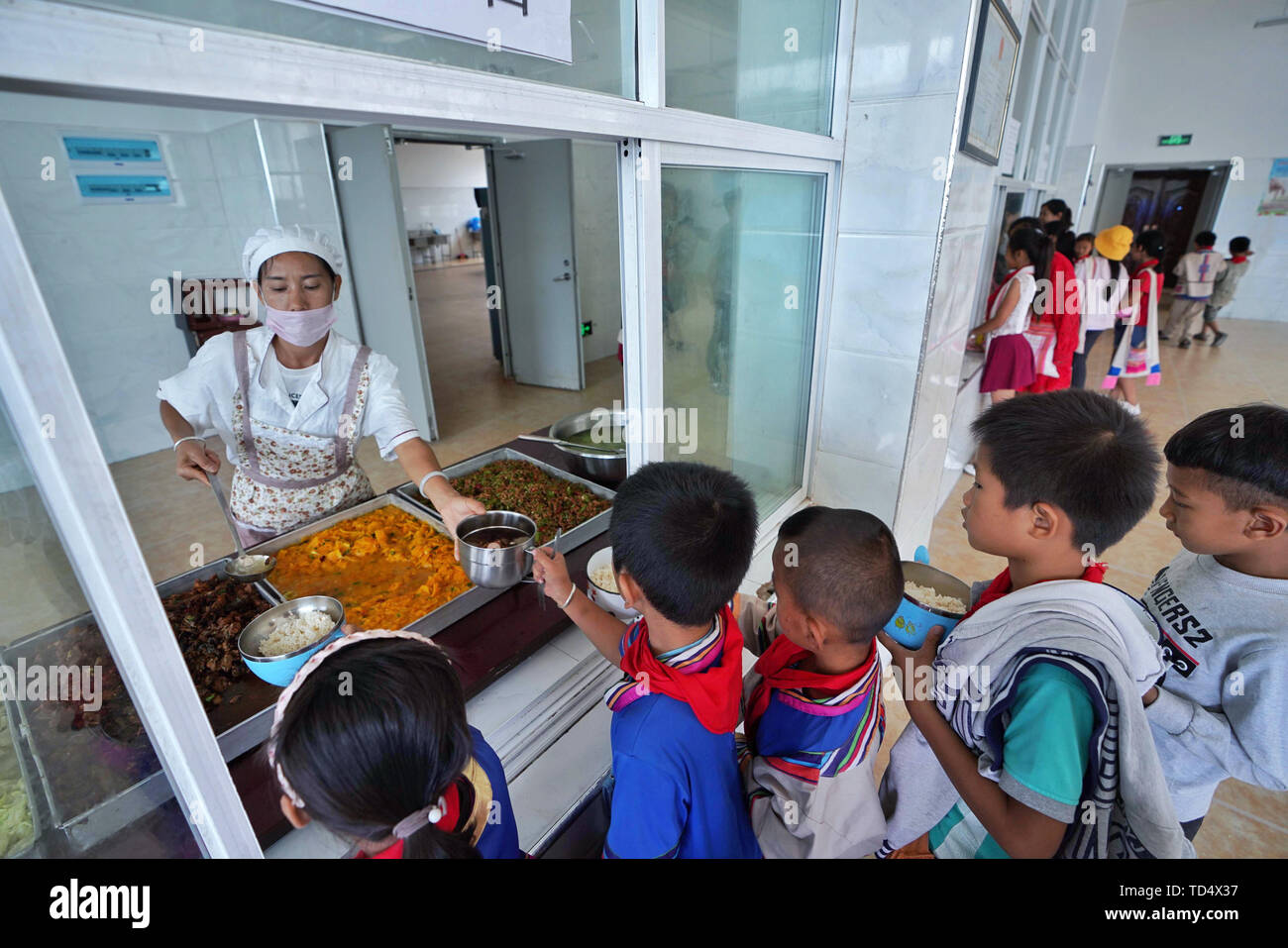 Primary school lunch queue hi-res stock photography and images - Alamy