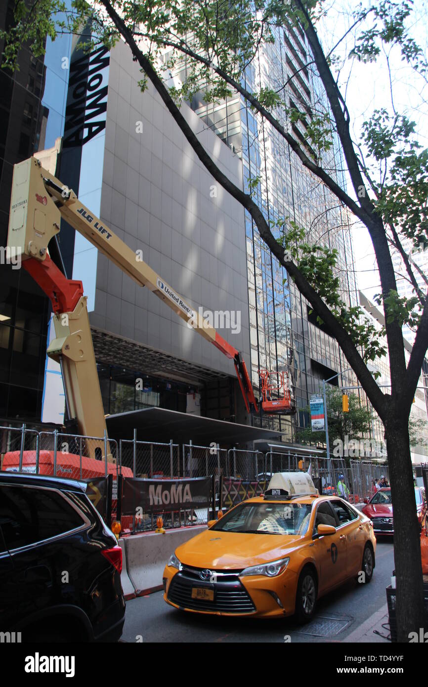 Moma new york exterior hi-res stock photography and images - Alamy