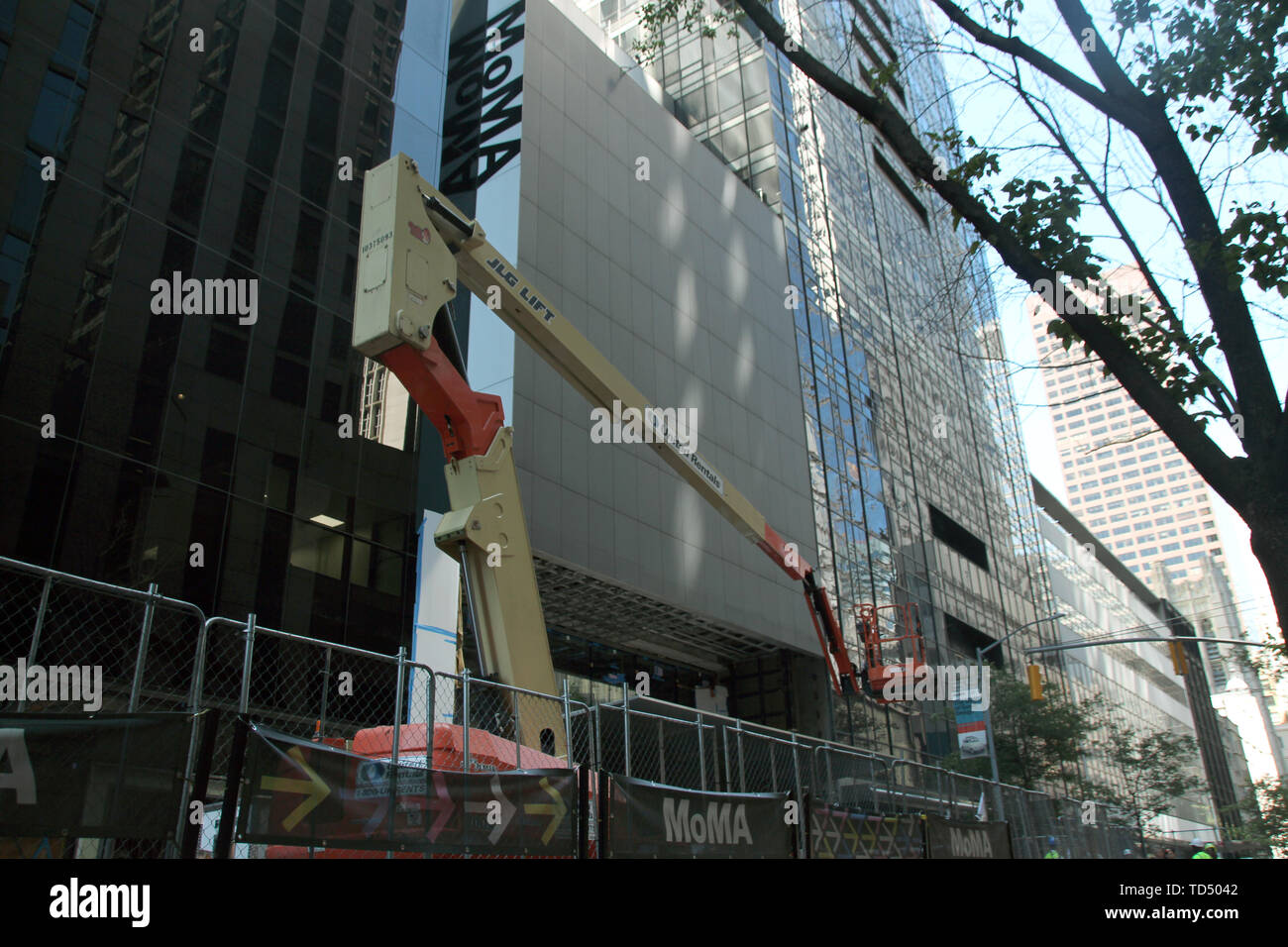 Moma new york exterior hi-res stock photography and images - Alamy