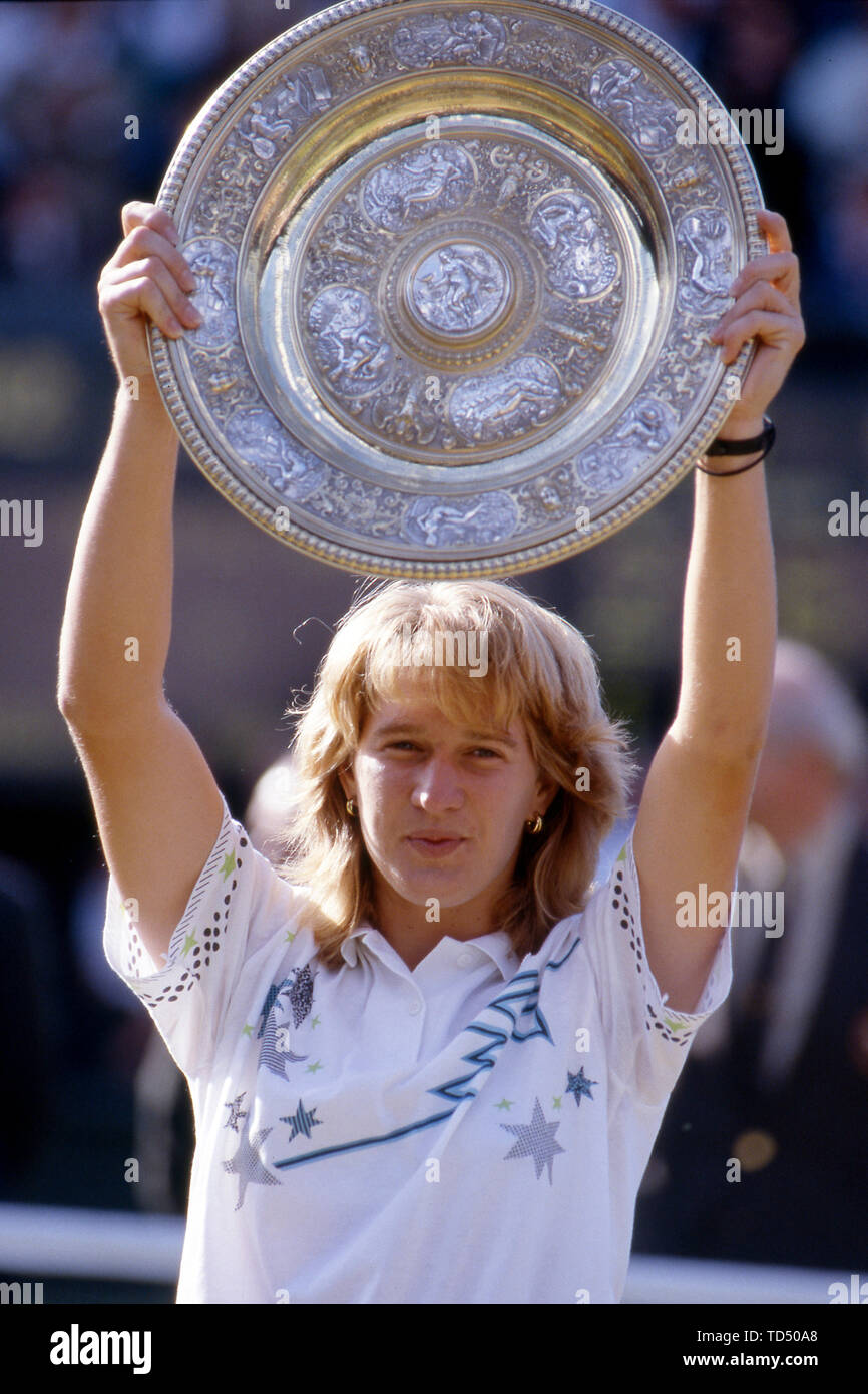 Wimbledon, Grossbritannien. 12th June, 2019. Steffi GRAF celebrates her ...