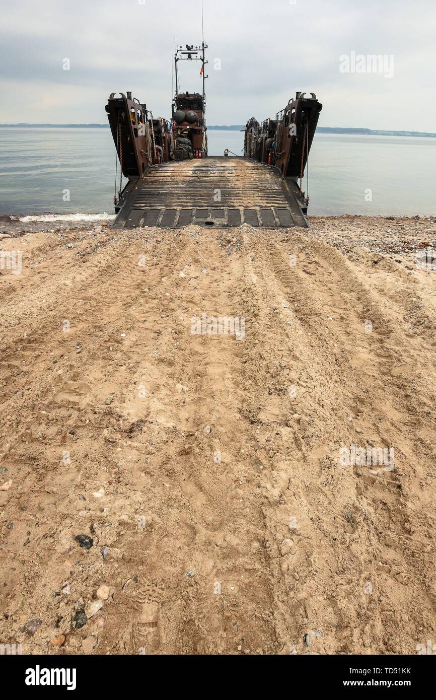 Royal navy lcu landing craft hi-res stock photography and images - Alamy
