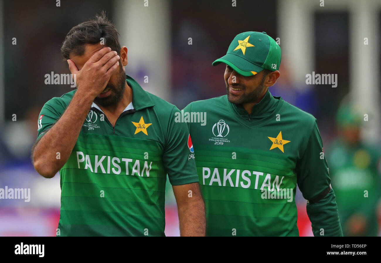 Cricket catch drop hi-res stock photography and images - Alamy