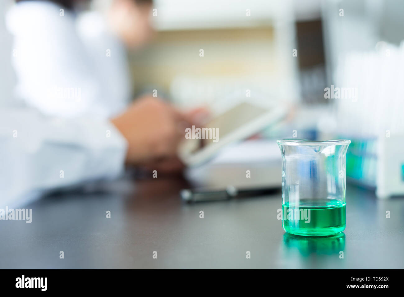 people doing chemical experiment in modern lab Stock Photo - Alamy