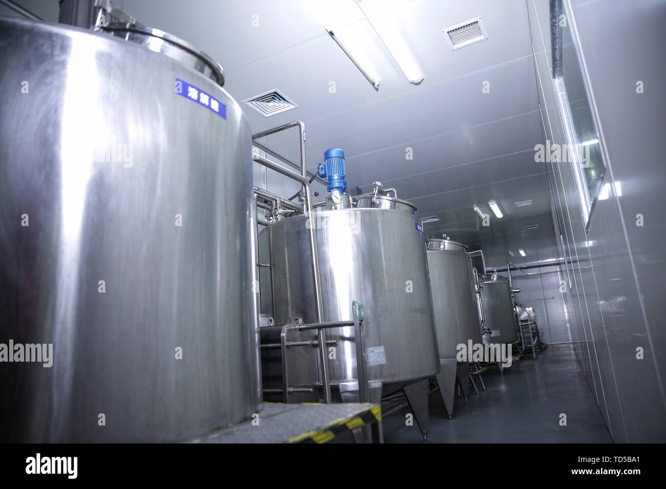 Food assembly lines hi-res stock photography and images - Alamy