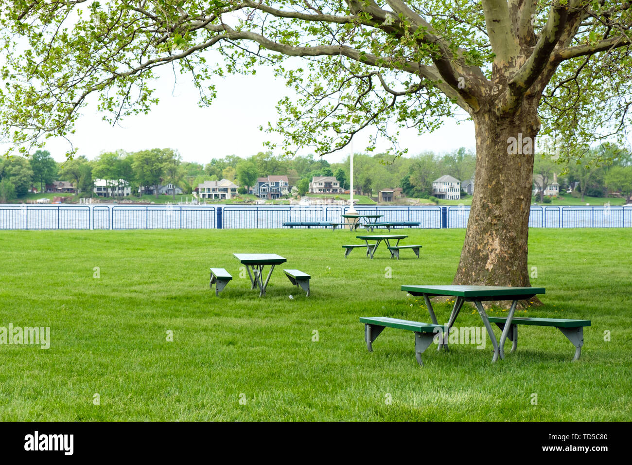 Garden picnic table hi-res stock photography and images - Alamy