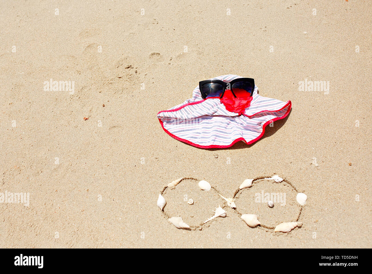 Shell bikini hi-res stock photography and images - Alamy