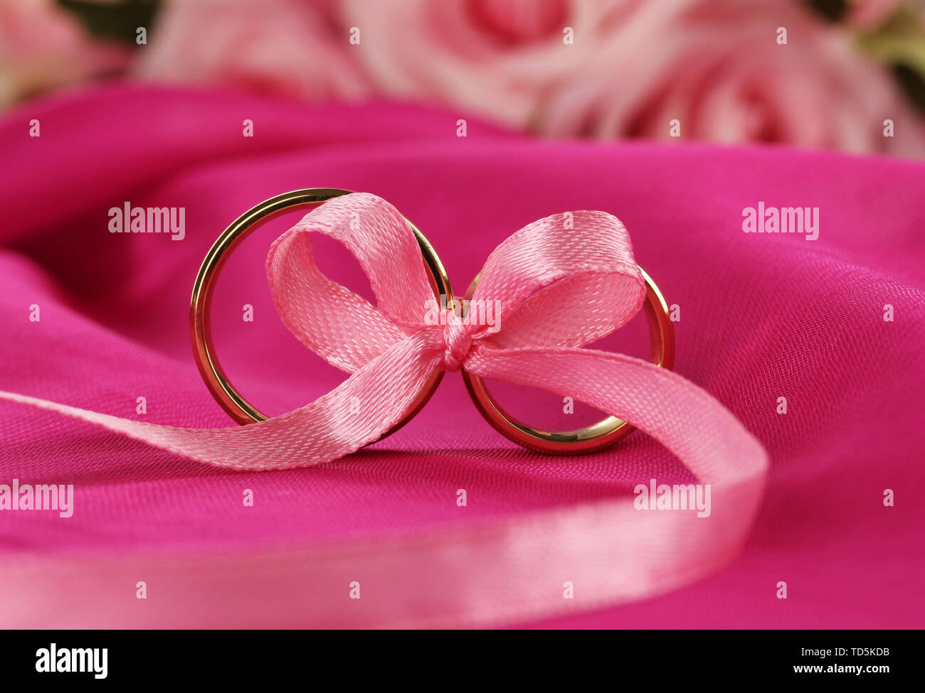 Wedding rings tied with ribbon Stock Photo - Alamy