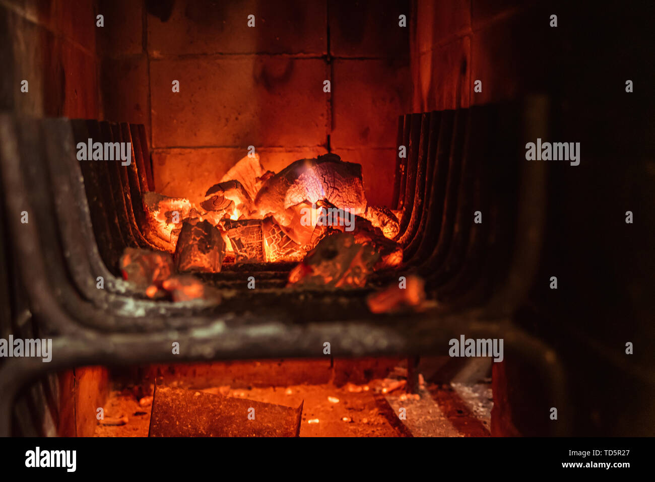 Glowing coals pit fire hi-res stock photography and images - Alamy