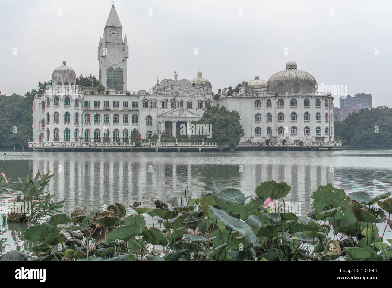 Guangzhou White House - Liuhua Lake Park Stock Photo - Alamy