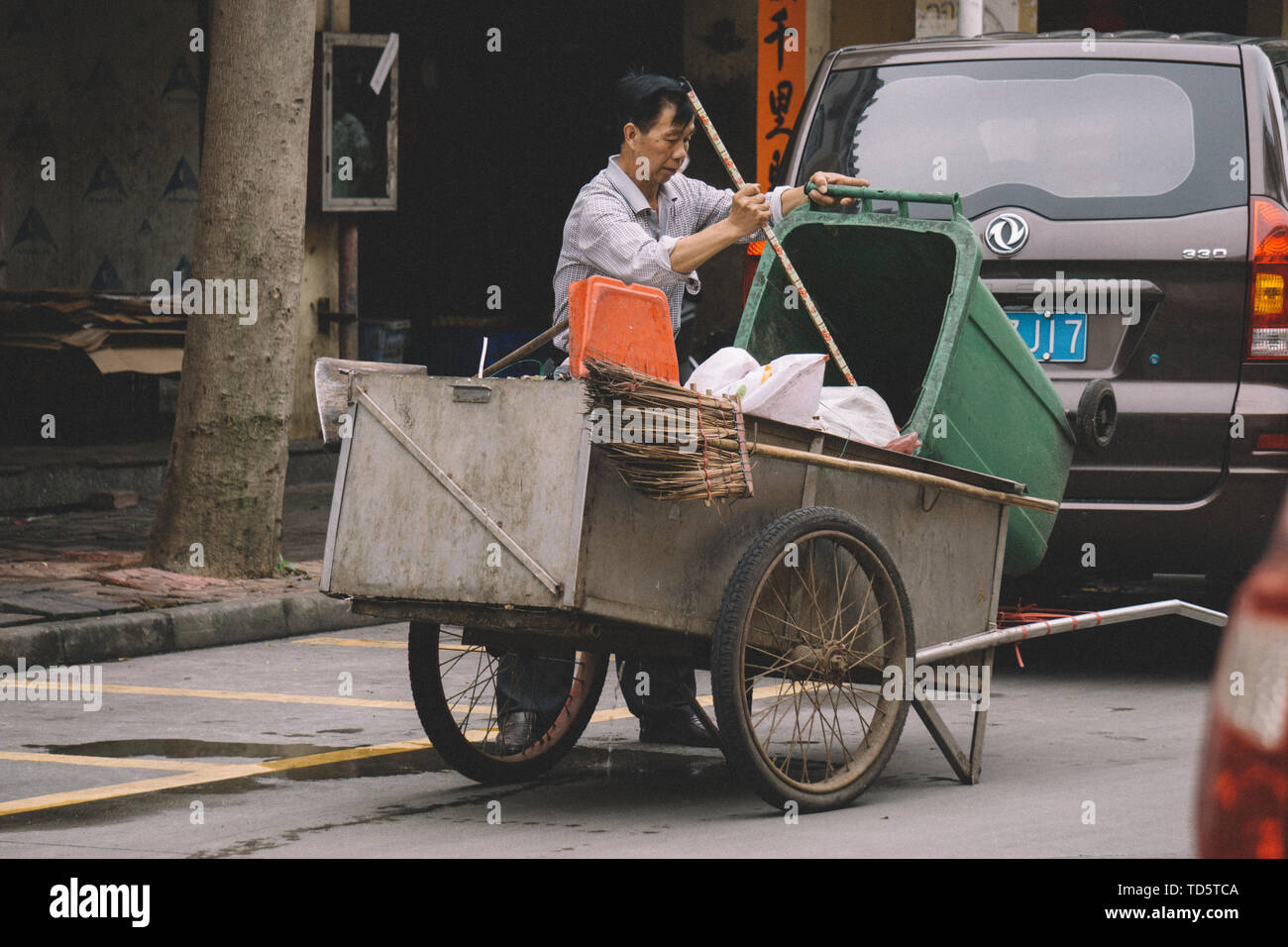 Sanitation worker loading hi-res stock photography and images - Alamy