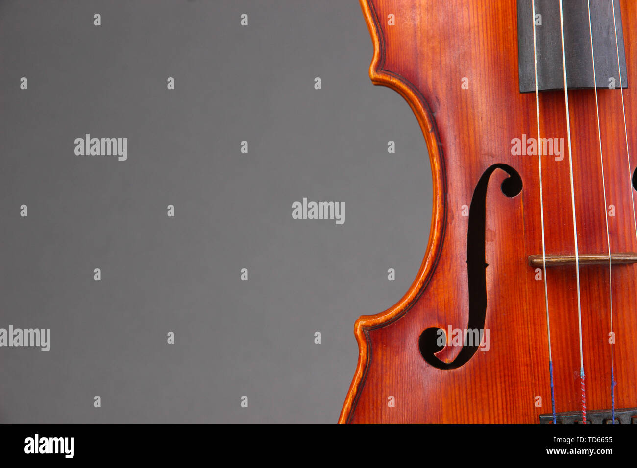 Classical violin on grey background Stock Photo - Alamy