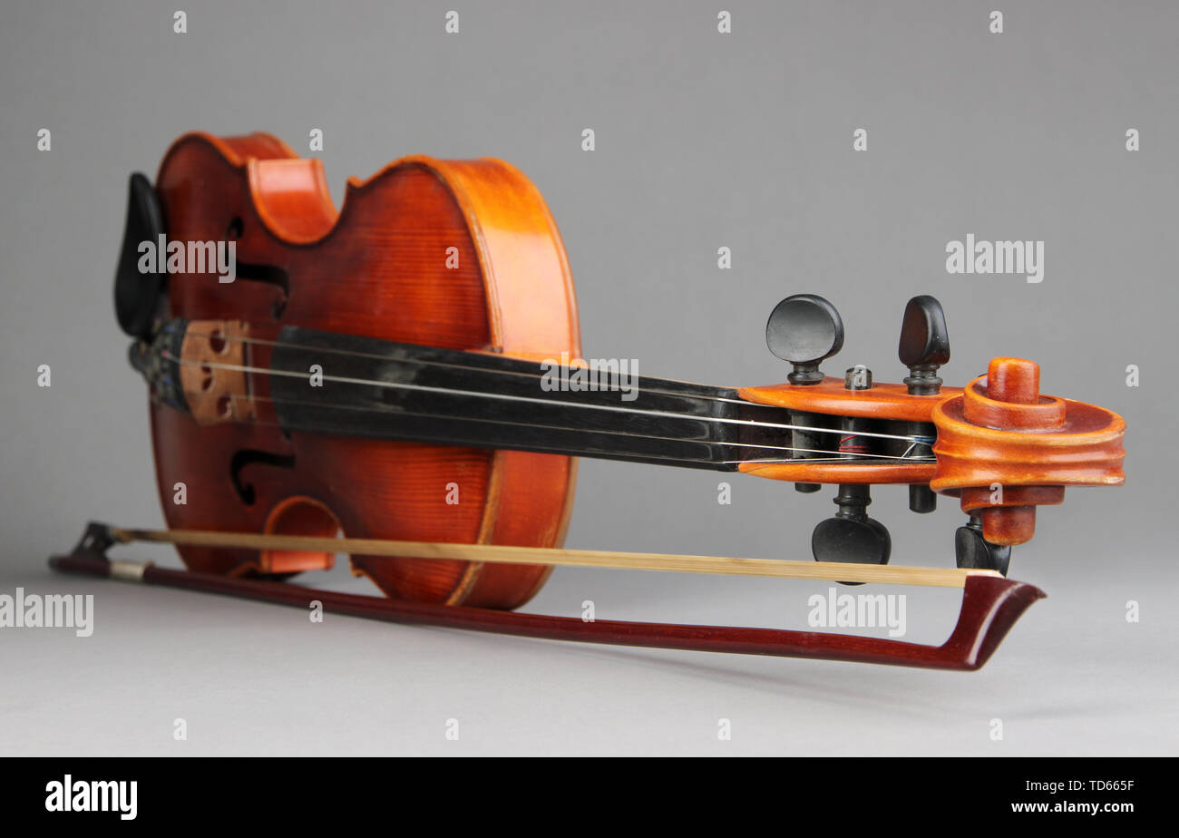 Classical violin on grey background Stock Photo - Alamy