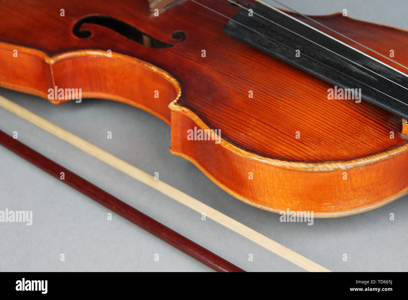 Classical violin on grey background Stock Photo - Alamy