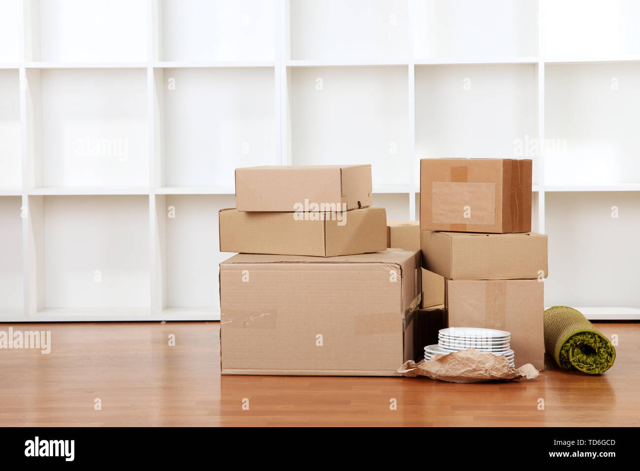 Unpacking tableware hi-res stock photography and images - Alamy