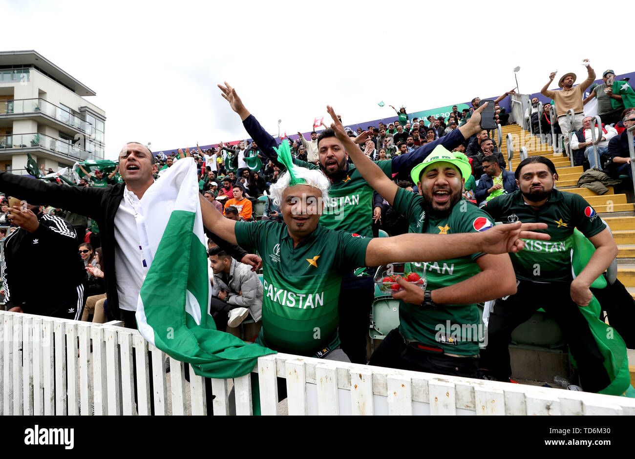 Pakistan fans in the stands hi-res stock photography and images - Alamy