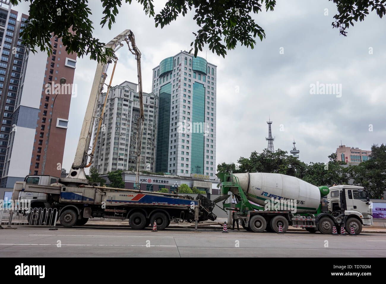 Side building under construction hi-res stock photography and images ...